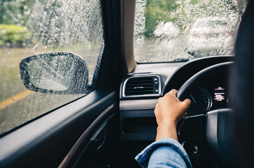Five rules to remember on a rainy drive | Autodeal