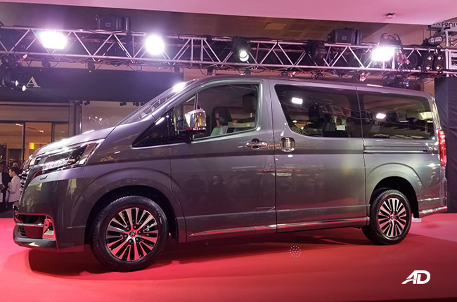 Normal Toyota Hiace vs. Super Grandia: What are the differences? | Autodeal