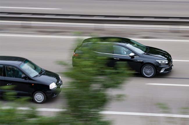 Is it illegal to overtake on the right side of the road? | Autodeal